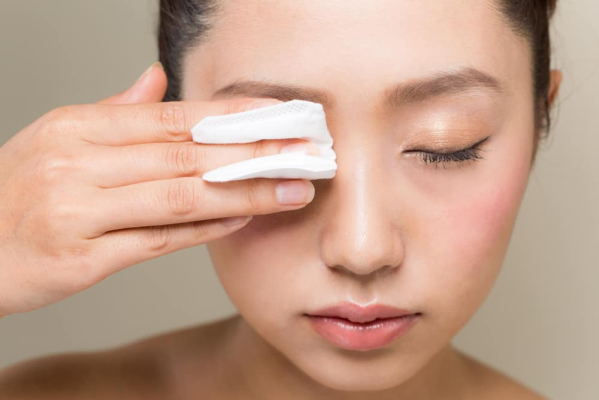 How to Get Something Out of Your Eye Safely: Do's and Don'ts