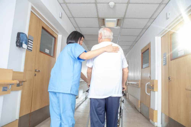 Pag-aalaga sa Senior Citizen: Pag-aalaga sa Bahay vs Alternatibo